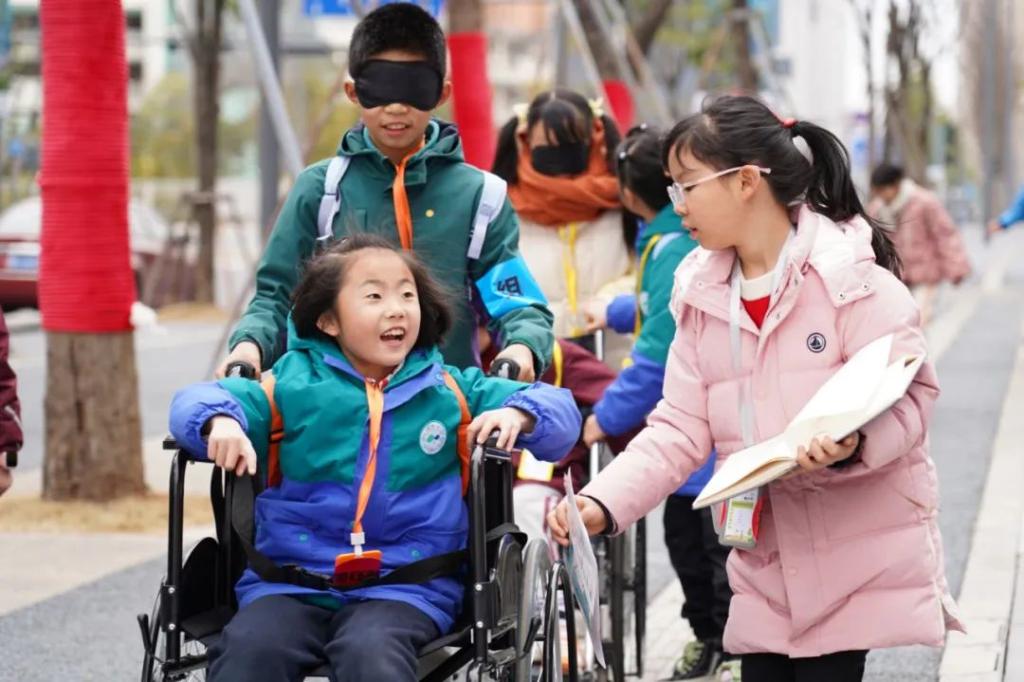 儿童观察团：“一米高度”丈量城市治理-新华网