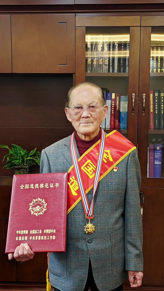 文明的力量丨全国道德模范吴天一：医者仁心照昆仑-新华网