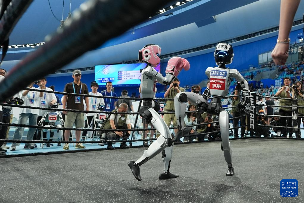 “冰丝带”变身“机器人竞技场”-新华网