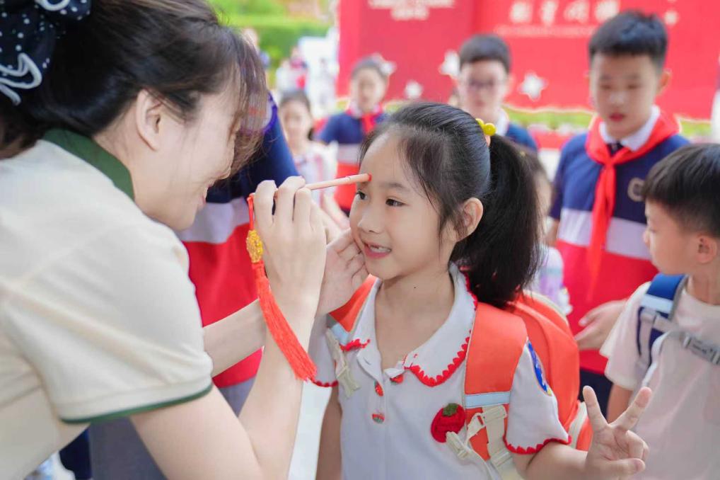 新华全媒+丨成长再出发 全国中小学生迎来新学期-新华网