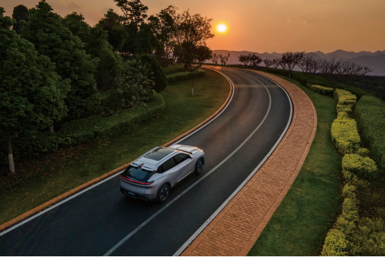 2054km！混动SUV风神L7超长续航突破2000km-新华网