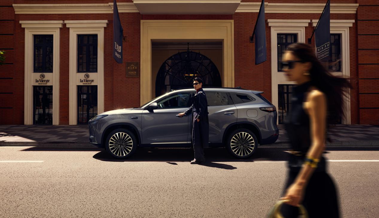 新奢智电中型SUV星途ET5正式预售 定价15.99万元起-新华网