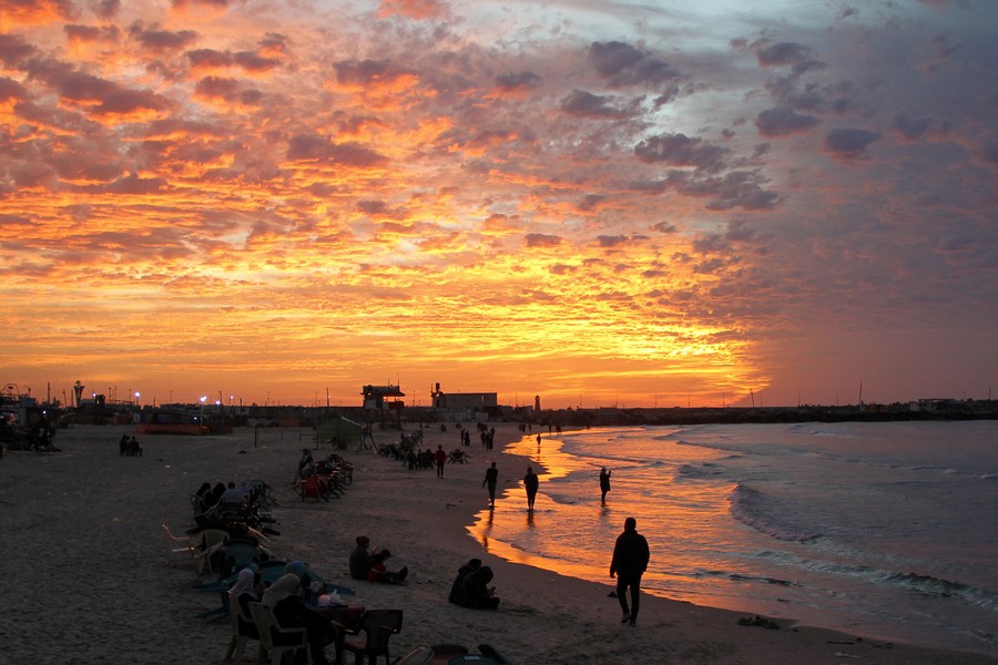 Mideast in Pictures: Palestinians in Gaza City enjoy sunset time and ...