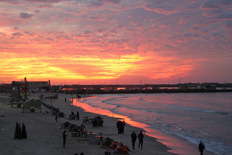 Mideast in Pictures: Palestinians in Gaza City enjoy sunset time and ...