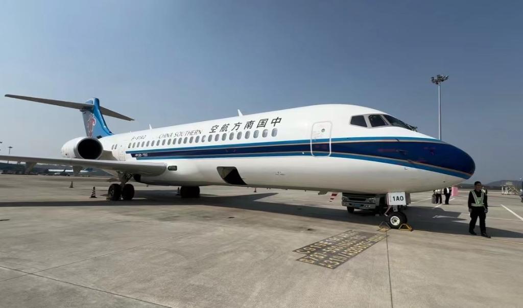 国产支线客机ARJ21载客突破1000万人次-新华网