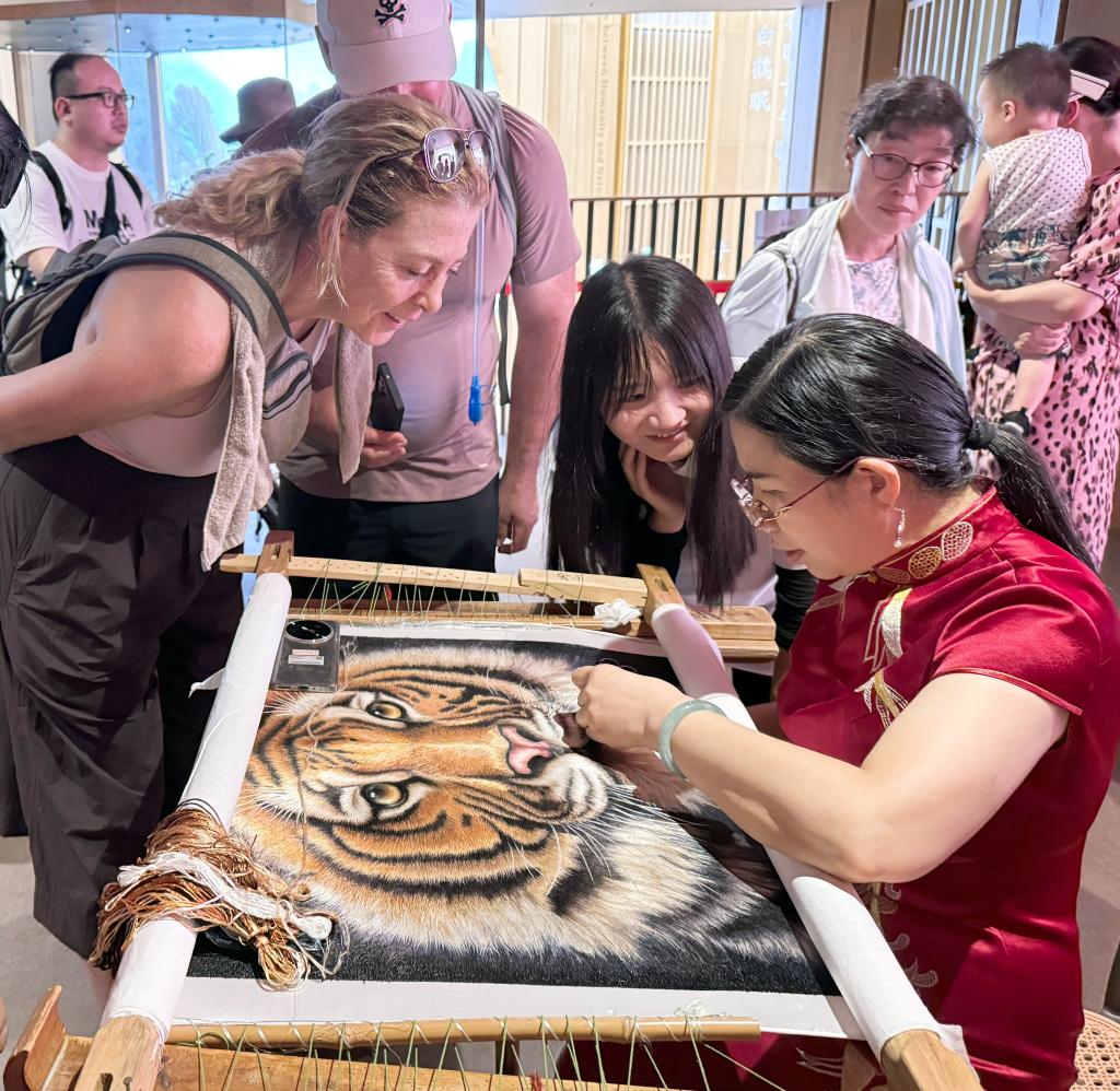 全球妇女峰会·“她”力量丨江再红：弘扬工匠精神 让湘绣走向世界-新华网