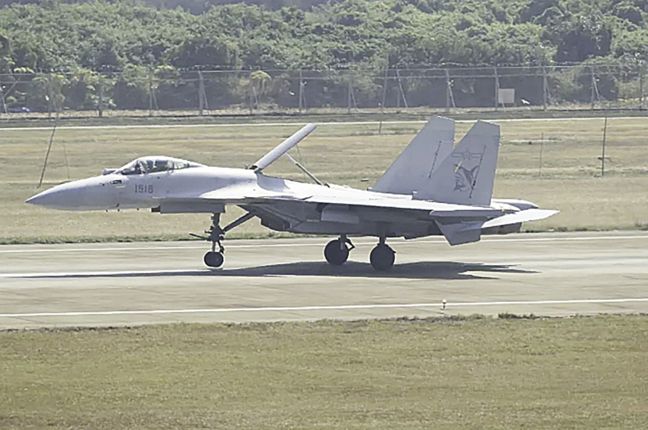 重型舰载战斗机歼-15T落地珠海，专家：中国海军“航母五件套”开始逐步实现 -新华网