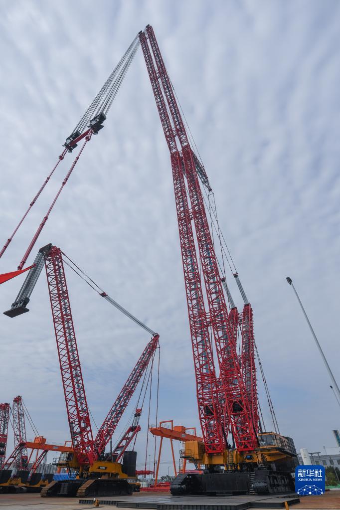 最大起重量4500吨履带起重机在浙江湖州下线并交付-新华网