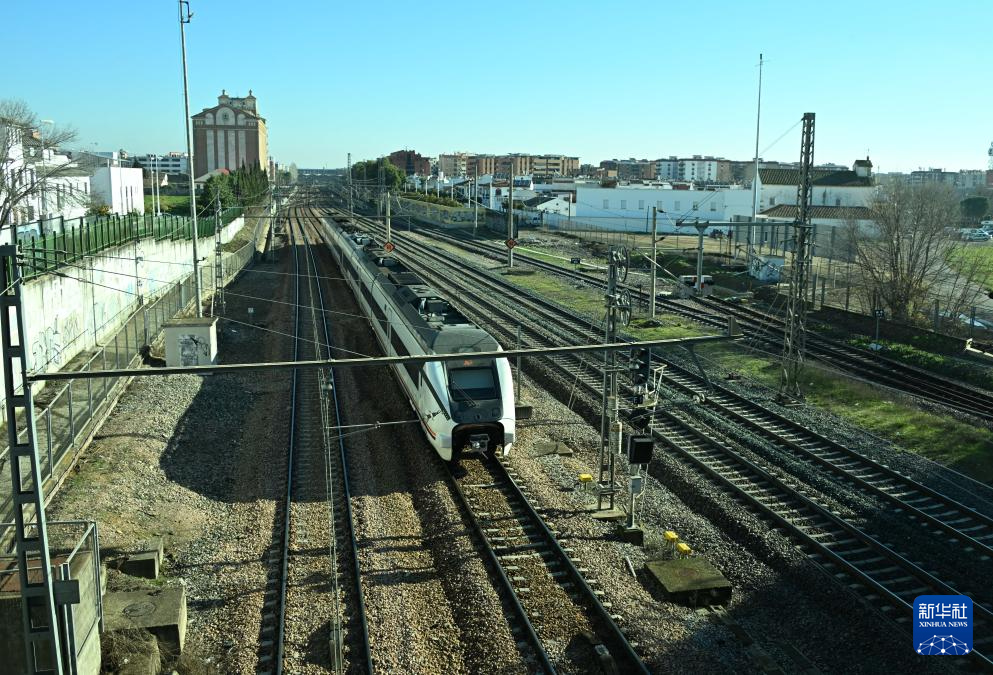 西班牙高铁事故已致40人死亡 初步调查或与铁轨破损有关-新华网