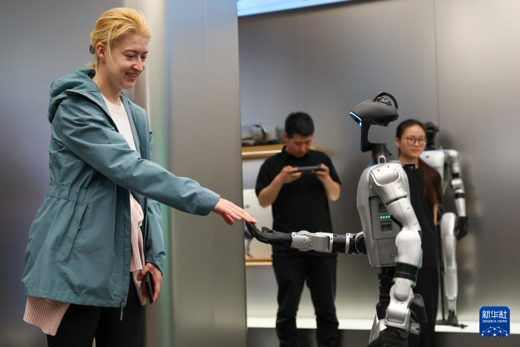 来商场买机器人：宇树科技直营店在北京开业-新华网